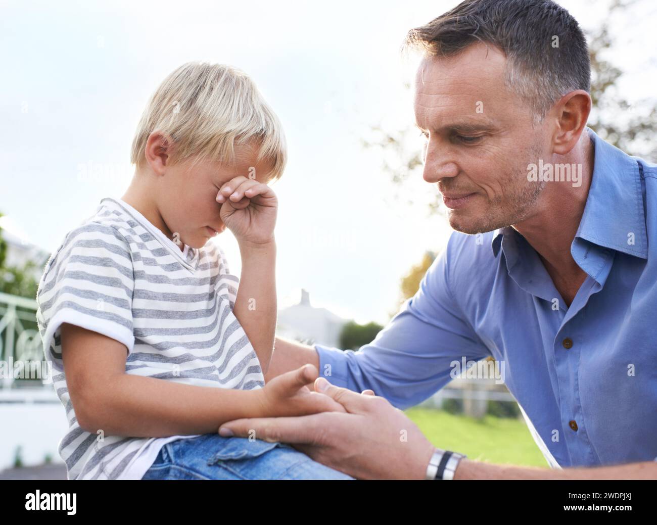 Weinen, Trost und Vater draußen mit Kind, Schmerz und Hilfe mit ...