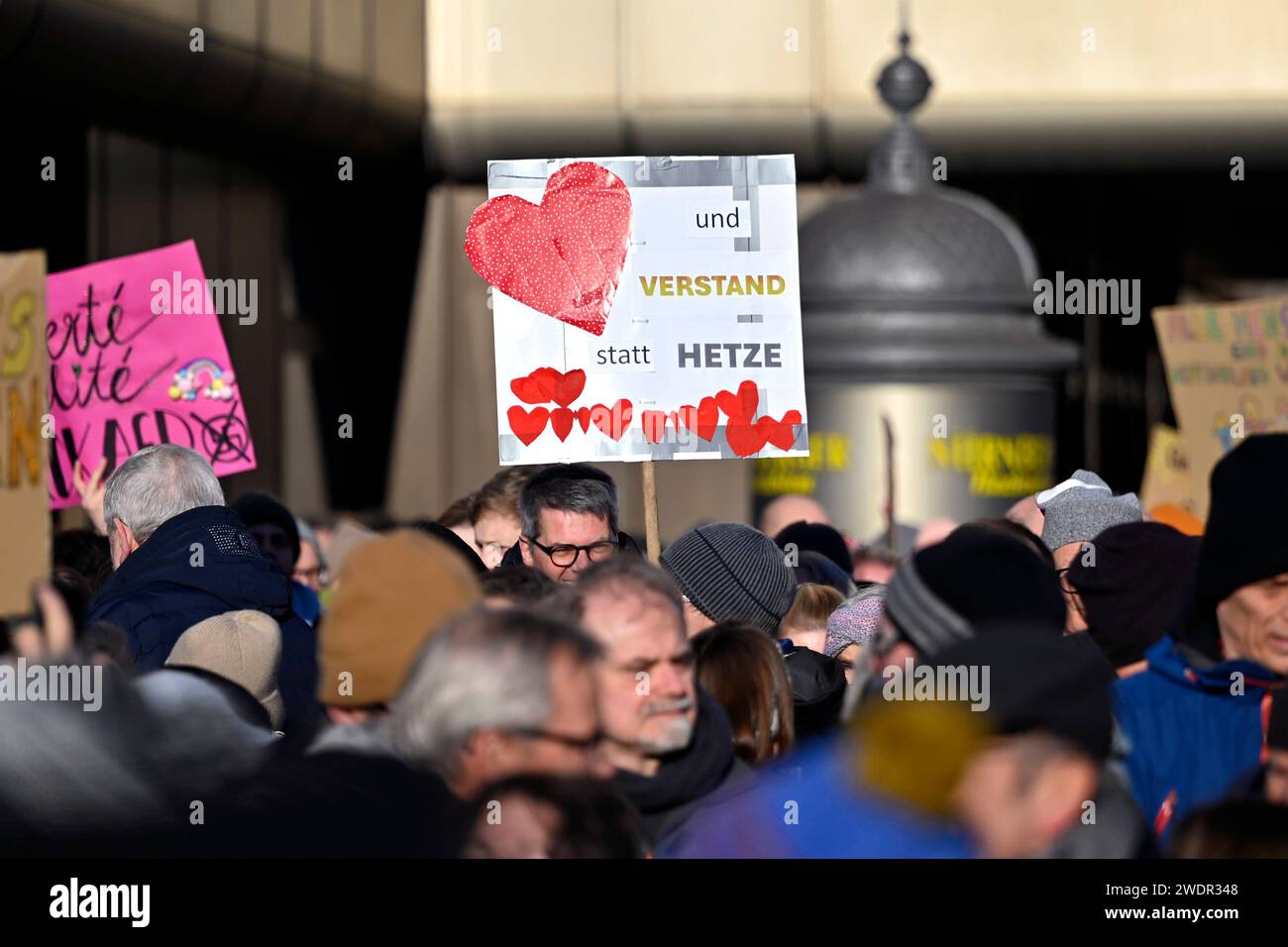 Demonstration gegen Recht in Nürnberg: Am Samstagnachmittag gehen in Nürnberg laut Polizei etwa ...