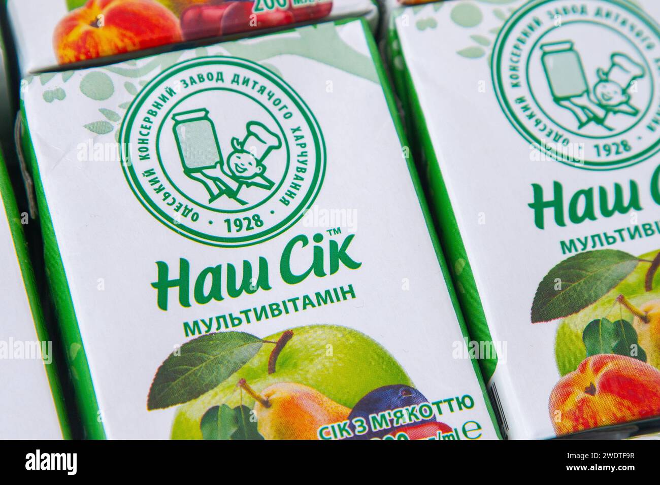 Kindersaft in einer tetra-Packung Sadochok. Logo der Odesa Baby Food ...