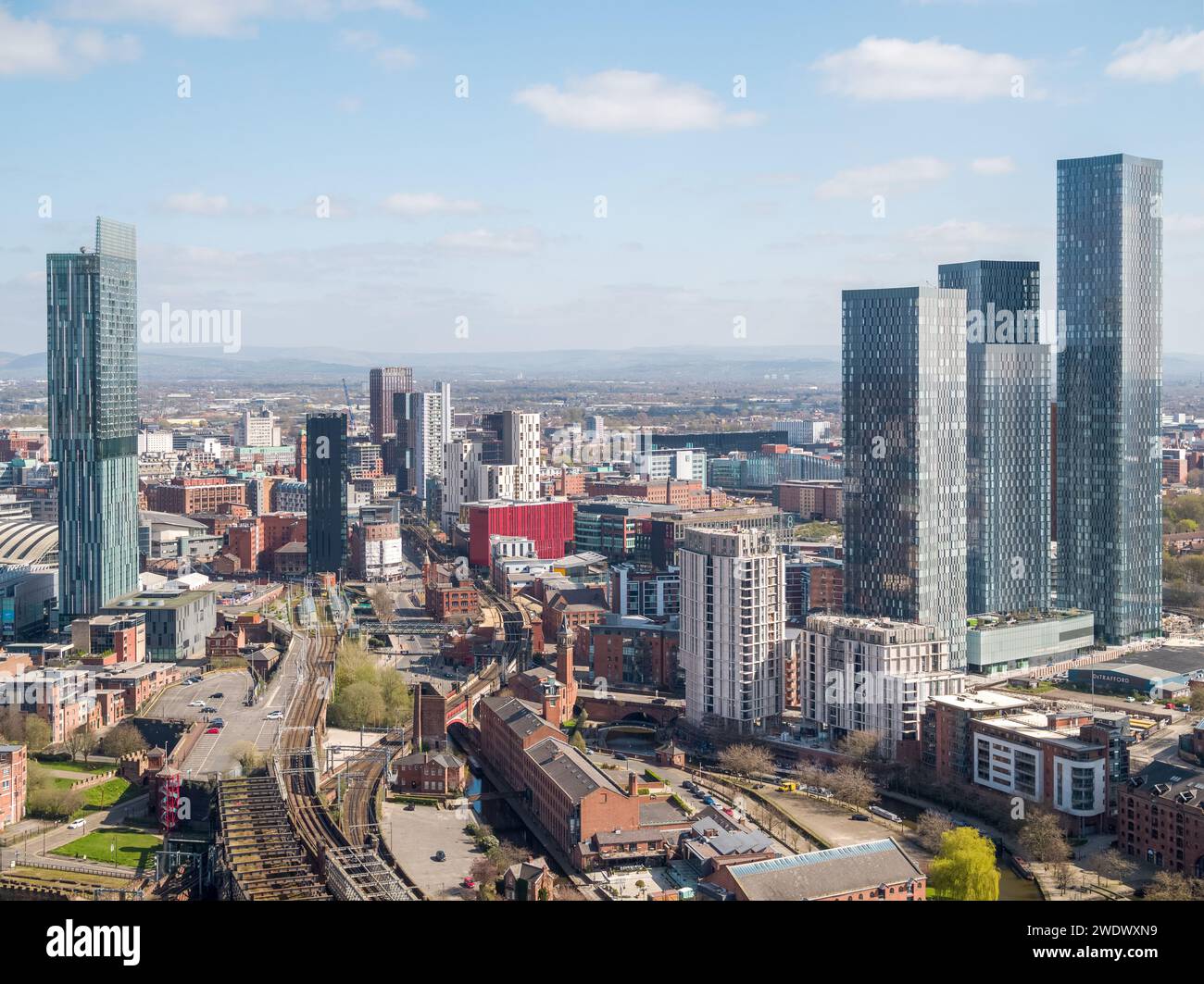 Luftaufnahme von Deansgate Square, Castle Wharf und Castlefield mit Zug ...