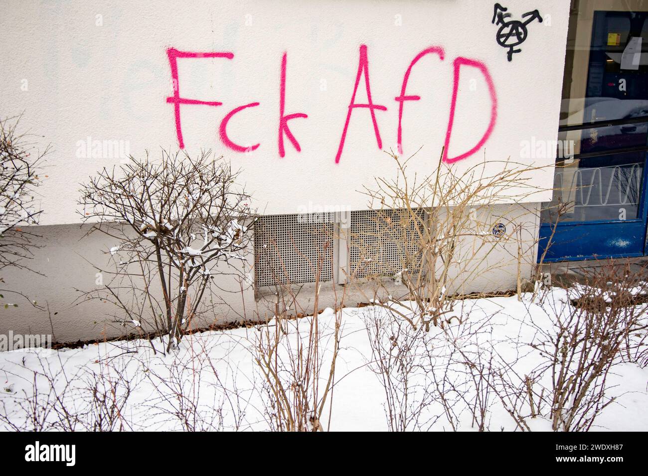Ein Graffiti mit der Schrift FCK AfD in Neukölln nach einem Schneefall in Berlin am 16. Januar ...