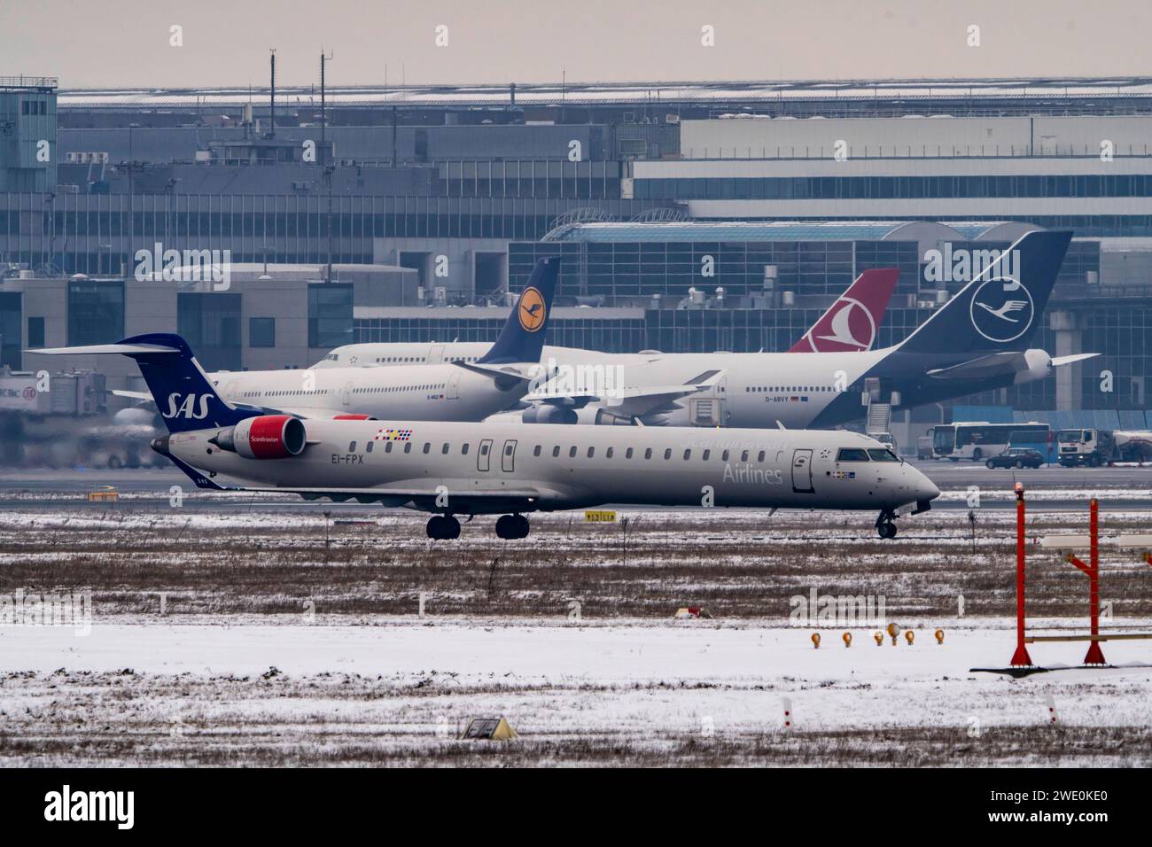 Flugzeuge auf dem Rollweg am Flughafen Frankfurt FRA, Fraport, im Winter, Hessen, Deutschland ...