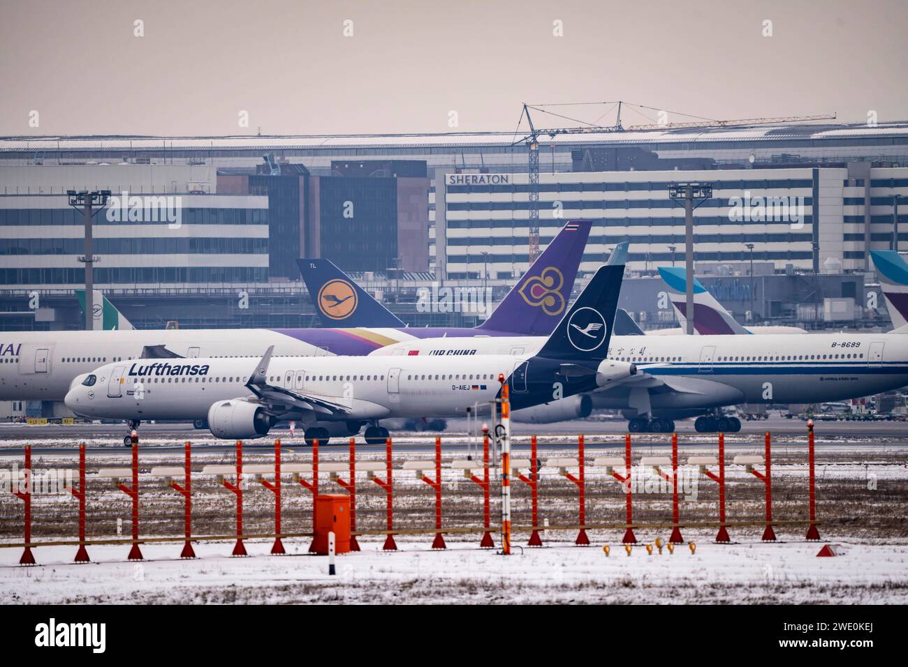 Flugzeuge auf dem Rollweg am Flughafen Frankfurt FRA, Fraport, im Winter, Hessen, Deutschland ...