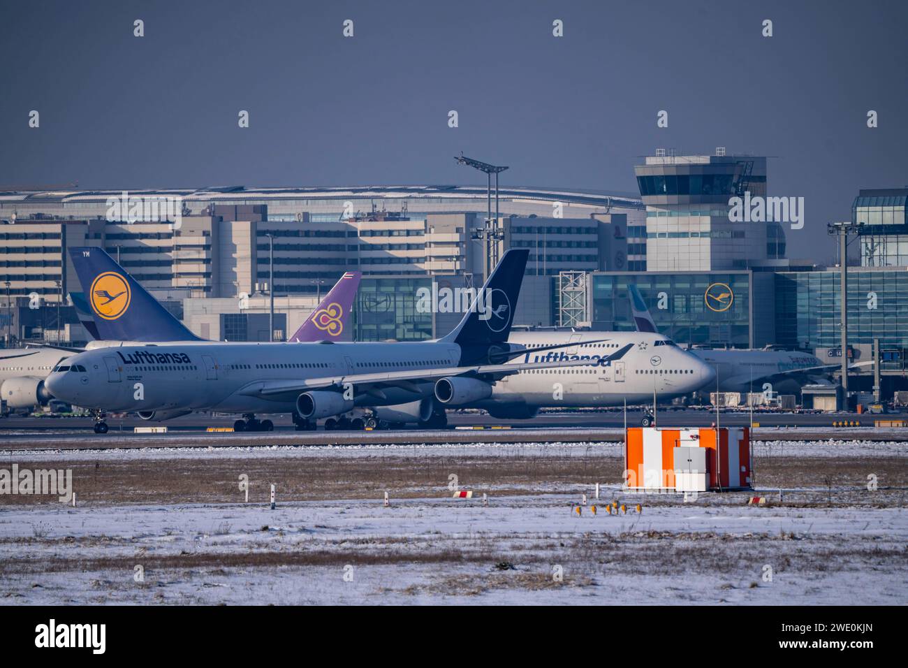 Flugzeuge auf dem Rollweg am Flughafen Frankfurt FRA, Fraport, im Winter, Hessen, Deutschland ...