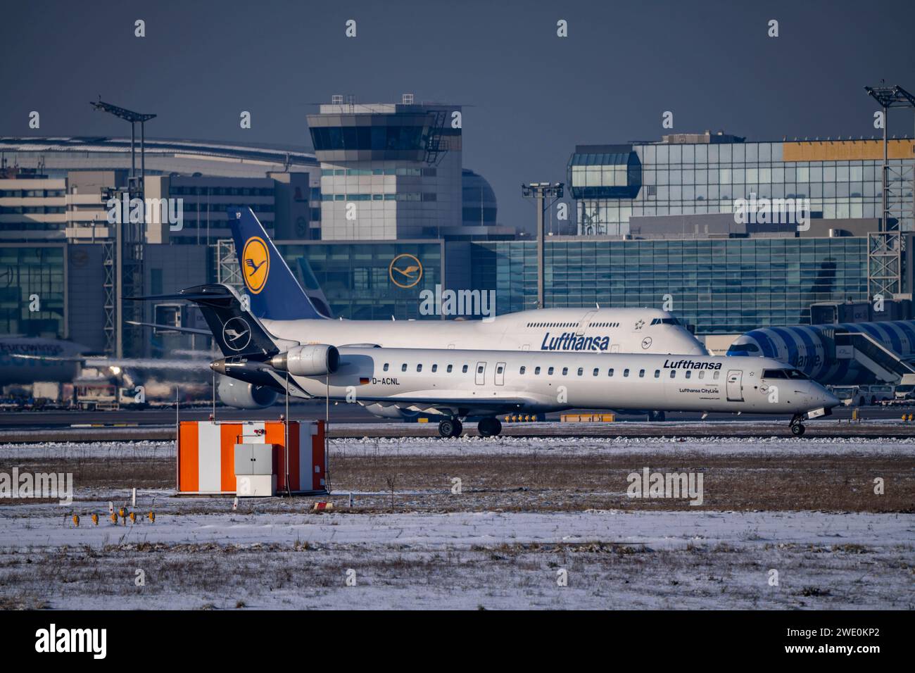 Flugzeuge auf dem Rollweg am Flughafen Frankfurt FRA, Fraport, im Winter, Hessen, Deutschland ...