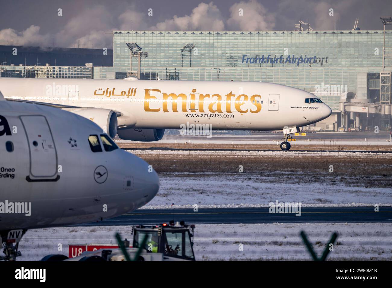 Flugzeuge auf dem Rollweg am Flughafen Frankfurt FRA, Fraport, im Winter, Hessen, Deutschland ...
