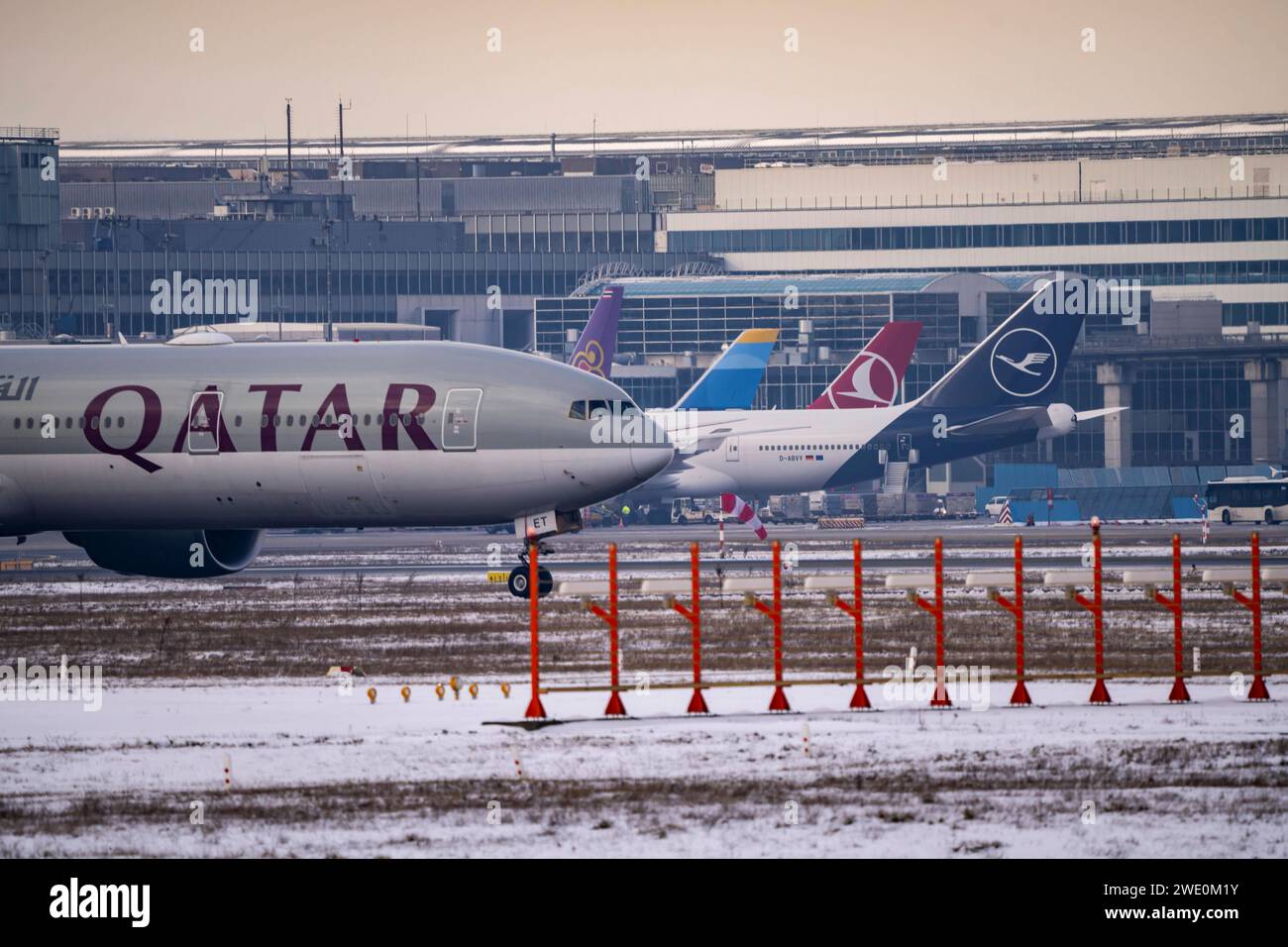 Flugzeuge auf dem Rollweg am Flughafen Frankfurt FRA, Fraport, im Winter, Hessen, Deutschland ...