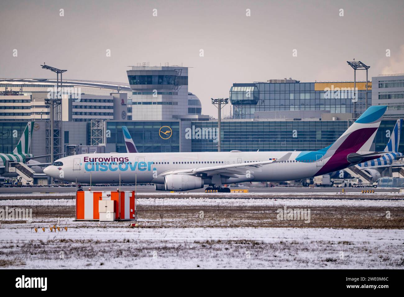 Eurowings Entdecken Sie Airbus auf dem Rollweg am Flughafen Frankfurt FRA, Fraport, im Winter ...