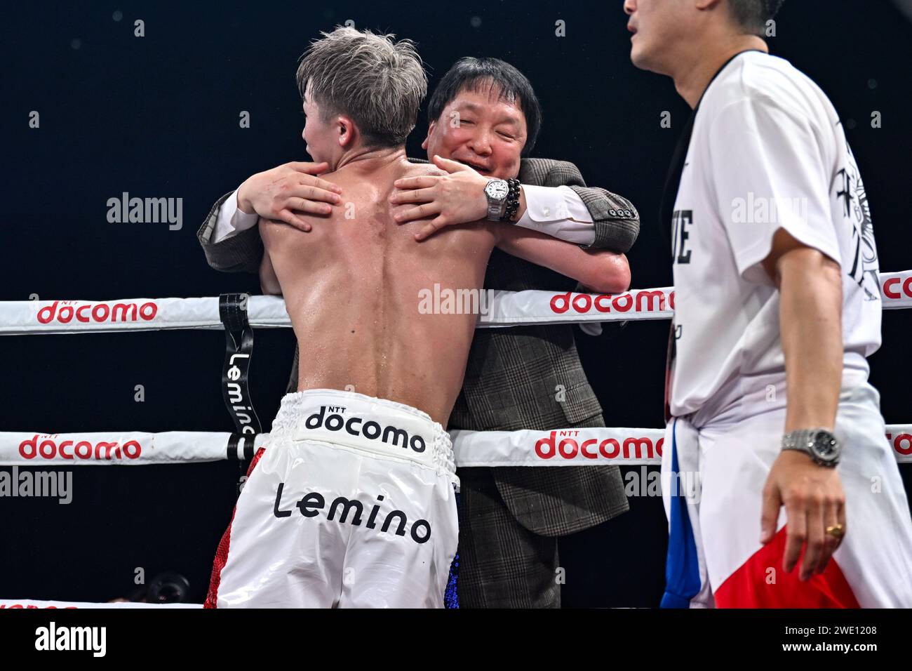 Naoya Inoue aus Japan feiert seinen KO-Sieg in der zehnten Runde über den WBA- und IBF ...
