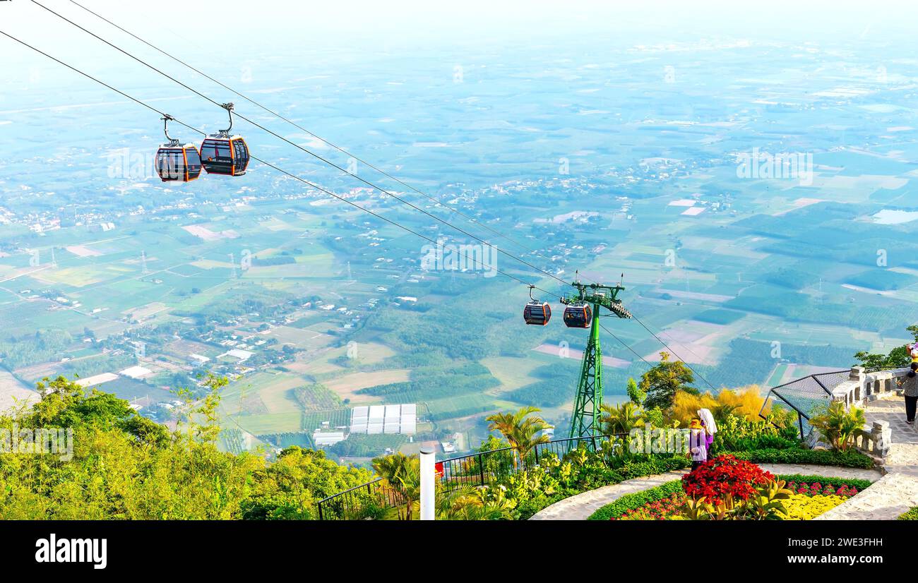 Blick von oben auf die Seilbahngegend auf dem Berg Ba den, dem höchsten ...