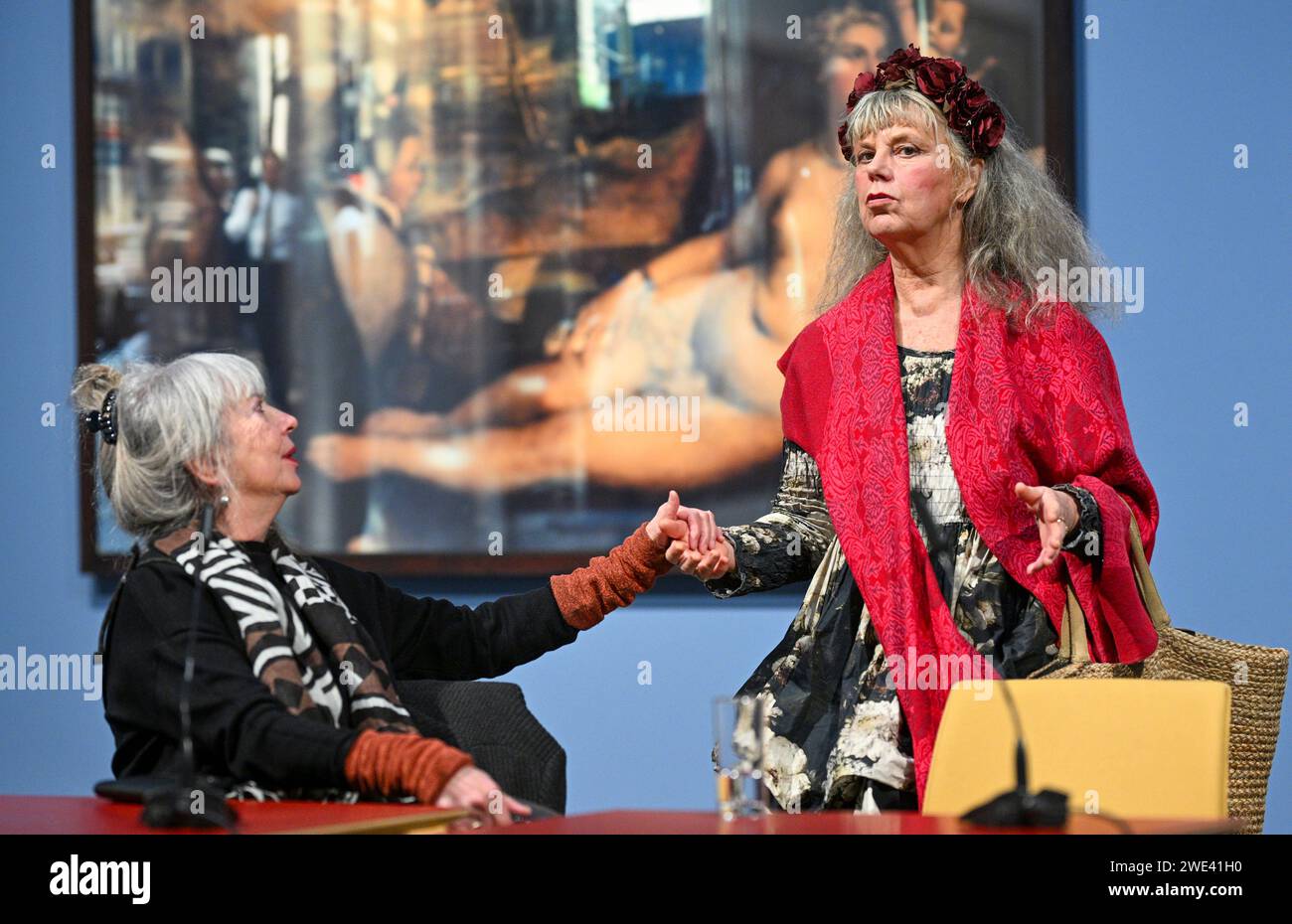 23. Januar 2024, Berlin: Fotografin Gundula Schulze Eldowy (r) und ...