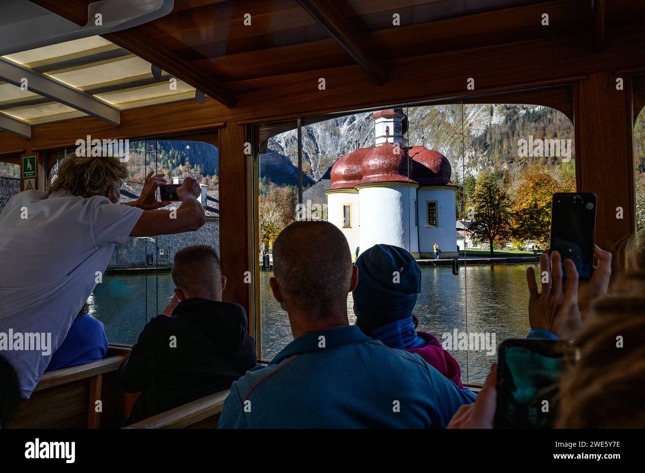 Blick vom Holzboot, Touristenbootfahrt/Schifffahrt auf dem Königssee ...