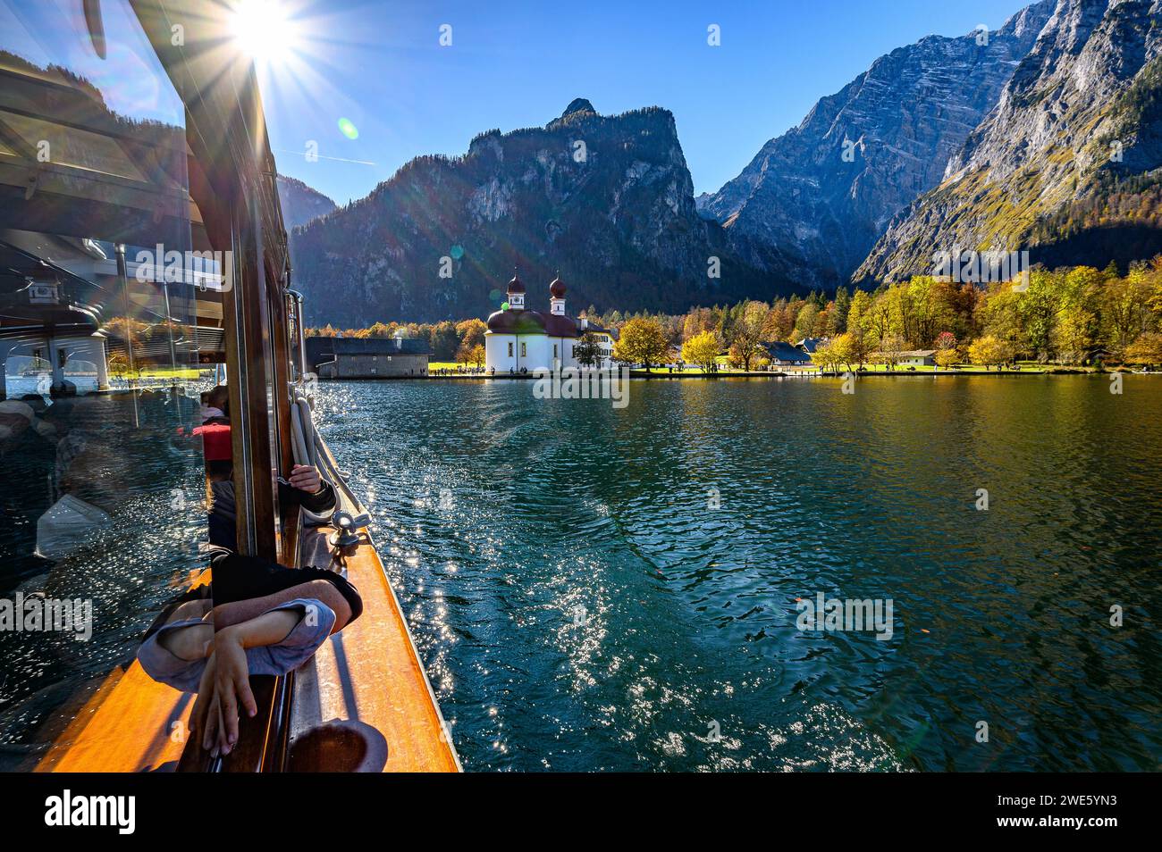 Blick vom Holzboot, Touristenbootfahrt/Schifffahrt auf dem Königssee ...