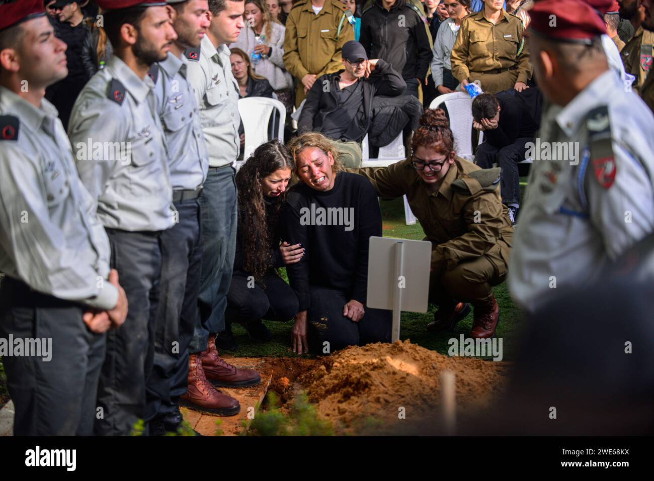 Israel. Januar 2024. Die Israelis trauern während der Beerdigung des ...