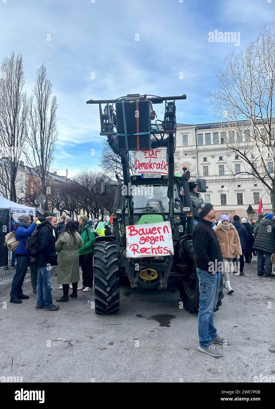 Traktor bei der Demonstration gegen Rechtsextremismus in der ...