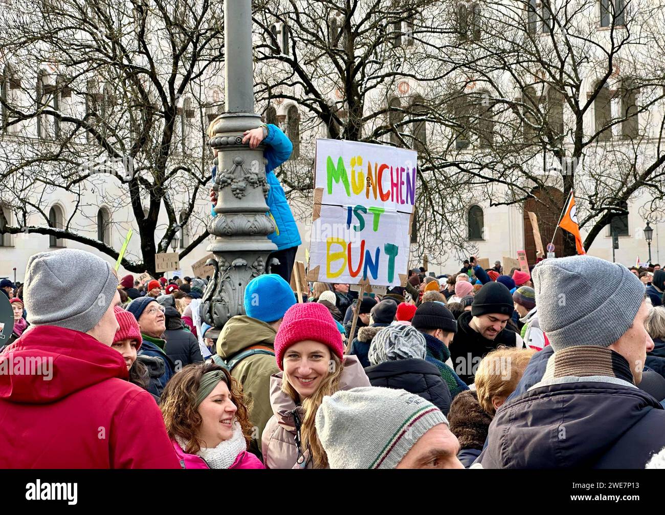 Schild München ist bunt, Menschenmenge bei der Demonstration gegen ...