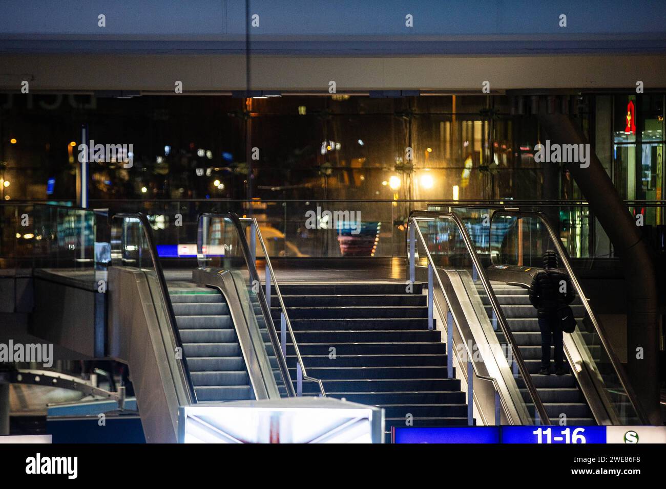 Der Hauptbahnhof Berlin während eines Streik der GDL am 23. Januar 2024 ... Der Hauptbahnhof Berlin während eines Streik der GDL am 23. Januar 2024 ...