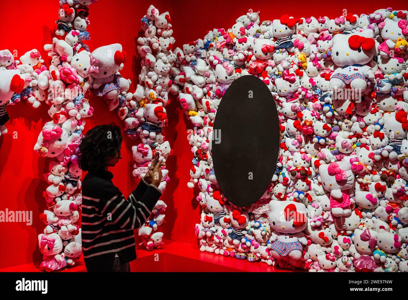 London, Großbritannien. Januar 2024. Ein spezieller Hello Kitty Plushie ...
