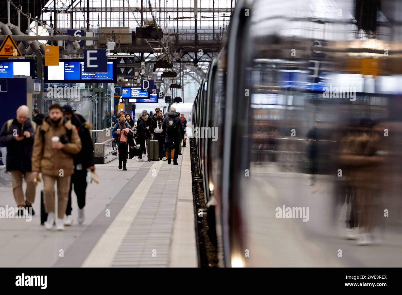 Fahrgäste auf dem Bahnsteig im Kölner Hauptbahnhof. Der sechstägige Bahnstreik der ...
