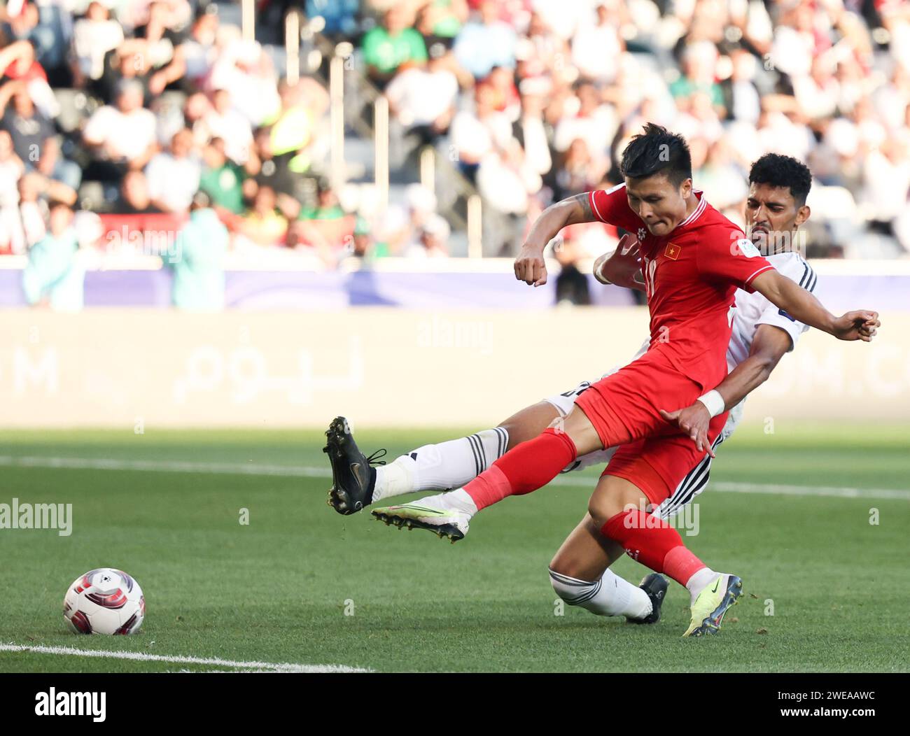 Doha. Januar 2024. Nguyen Quang Hai (Front) aus Vietnam schießt beim ...