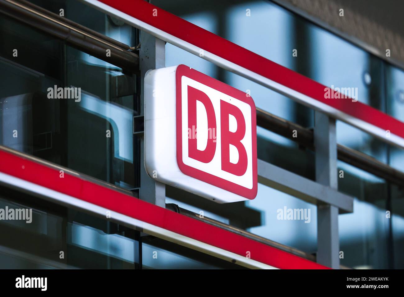 24.01.2024, Streik der Lokfuehrergewerkschaft GDL, Deutsche Bahn Logo in der Vorhalle des ...