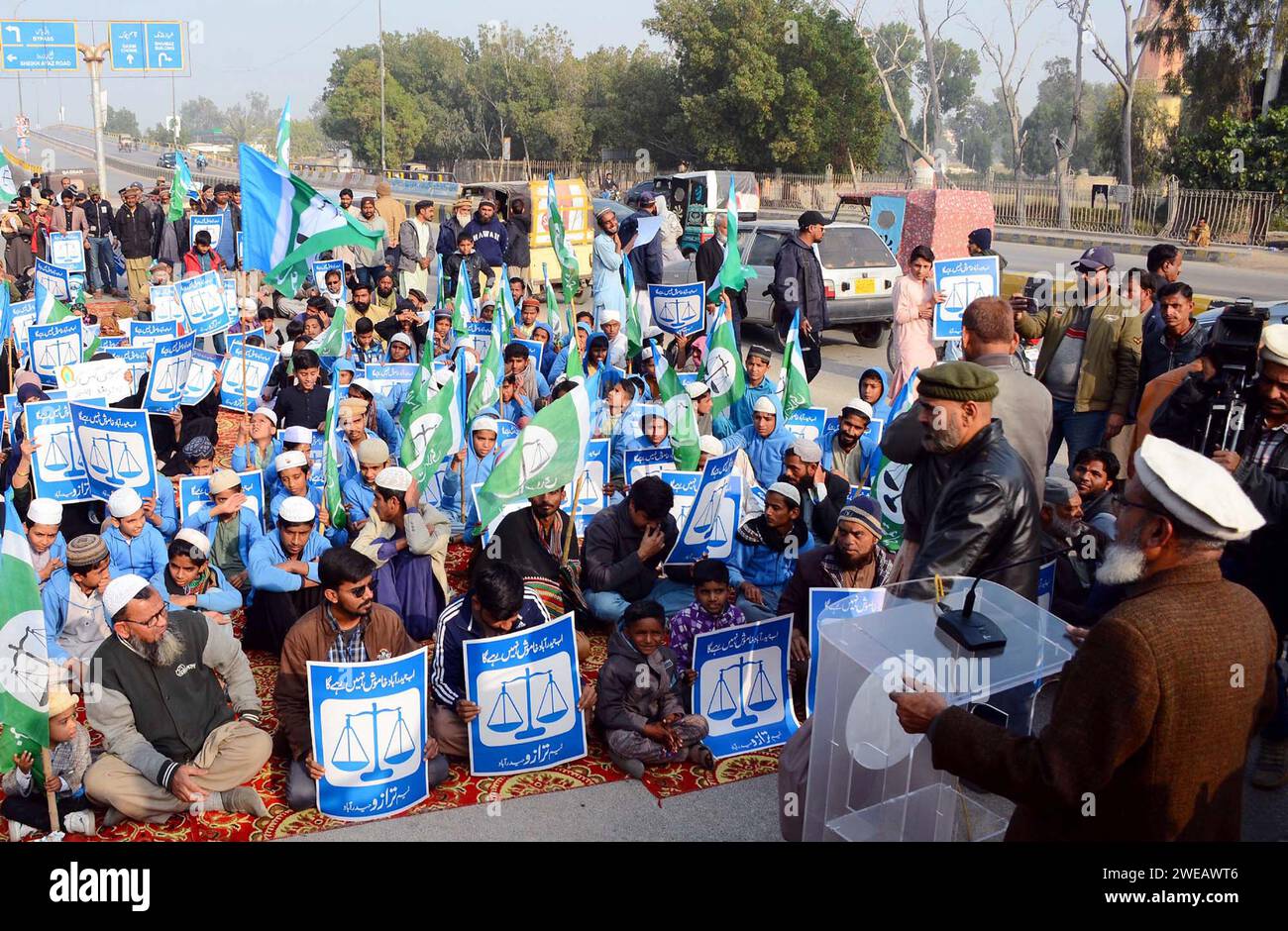 Die Führer und Unterstützer von Jamat-e-Islami (JI) halten am Mittwoch ...