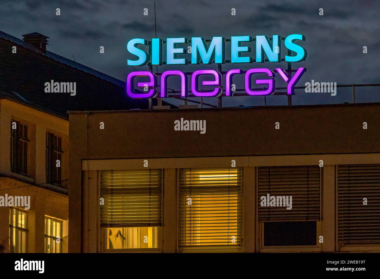 Unternehmen in Franken Beleuchteter Schriftzug Siemens Energy der ...
