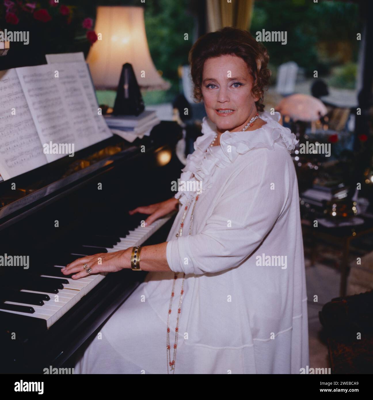 Zuhause bei Schauspielerin Maria Schell, hier sitzt sie am Flügel, 1987. Zu Hause mit der ...