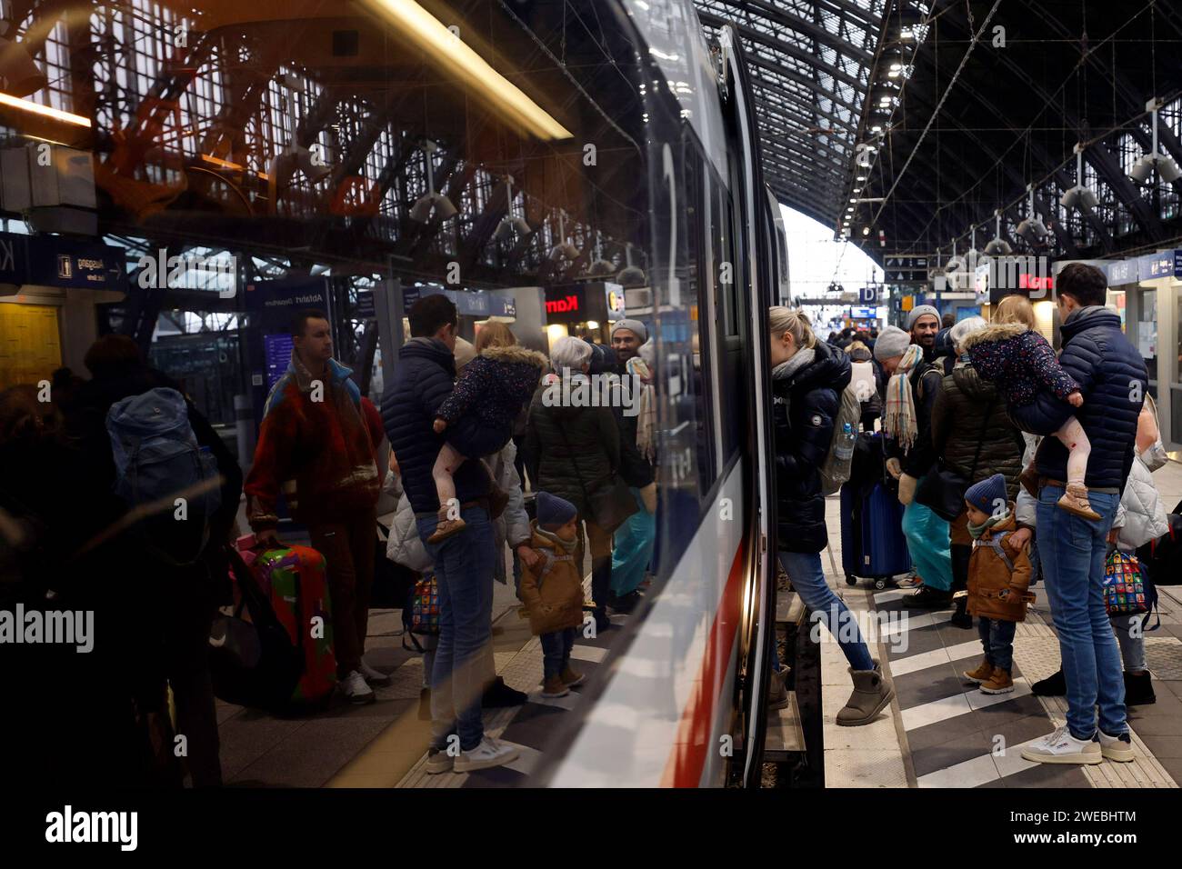 Fahrgäste auf dem Bahnsteig im Kölner Hauptbahnhof. Der sechstägige Bahnstreik der ...