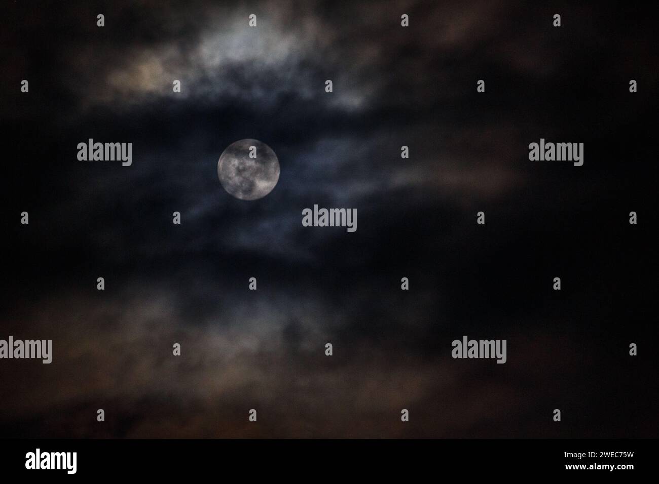 Erster vollmond 2024 -Fotos und -Bildmaterial in hoher Auflösung – Alamy