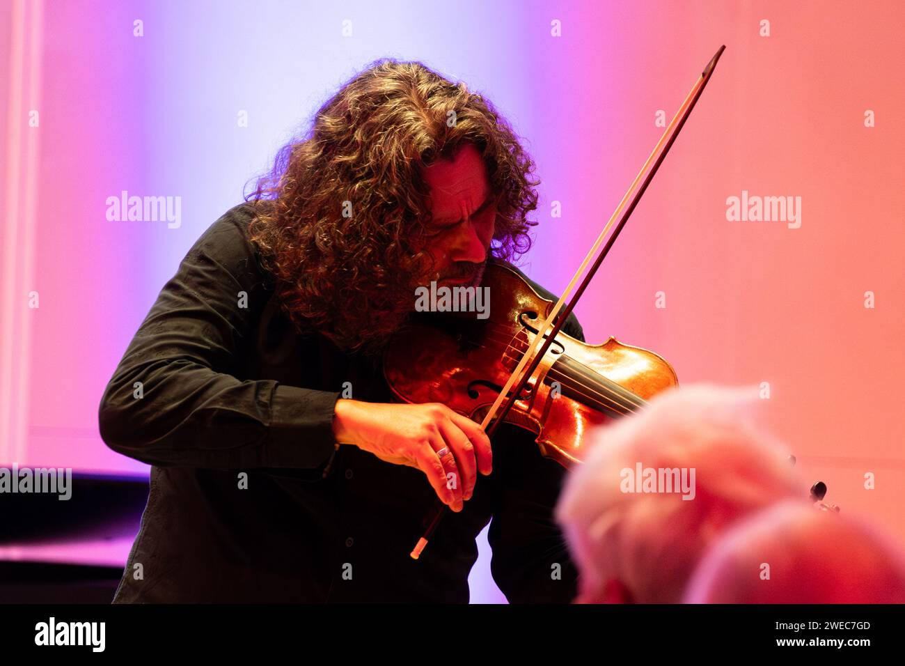 Greg Lawson spielt „Lev's Violin“ und präsentiert eine Erkundung der ...