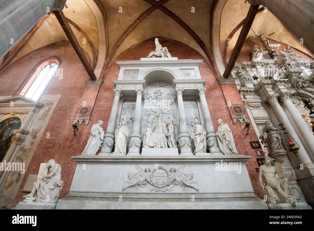 Tiziangrab aus dem 19. Jahrhundert von Luigi, Pietro und Andrea Zandomeneghi in der gotischen ...