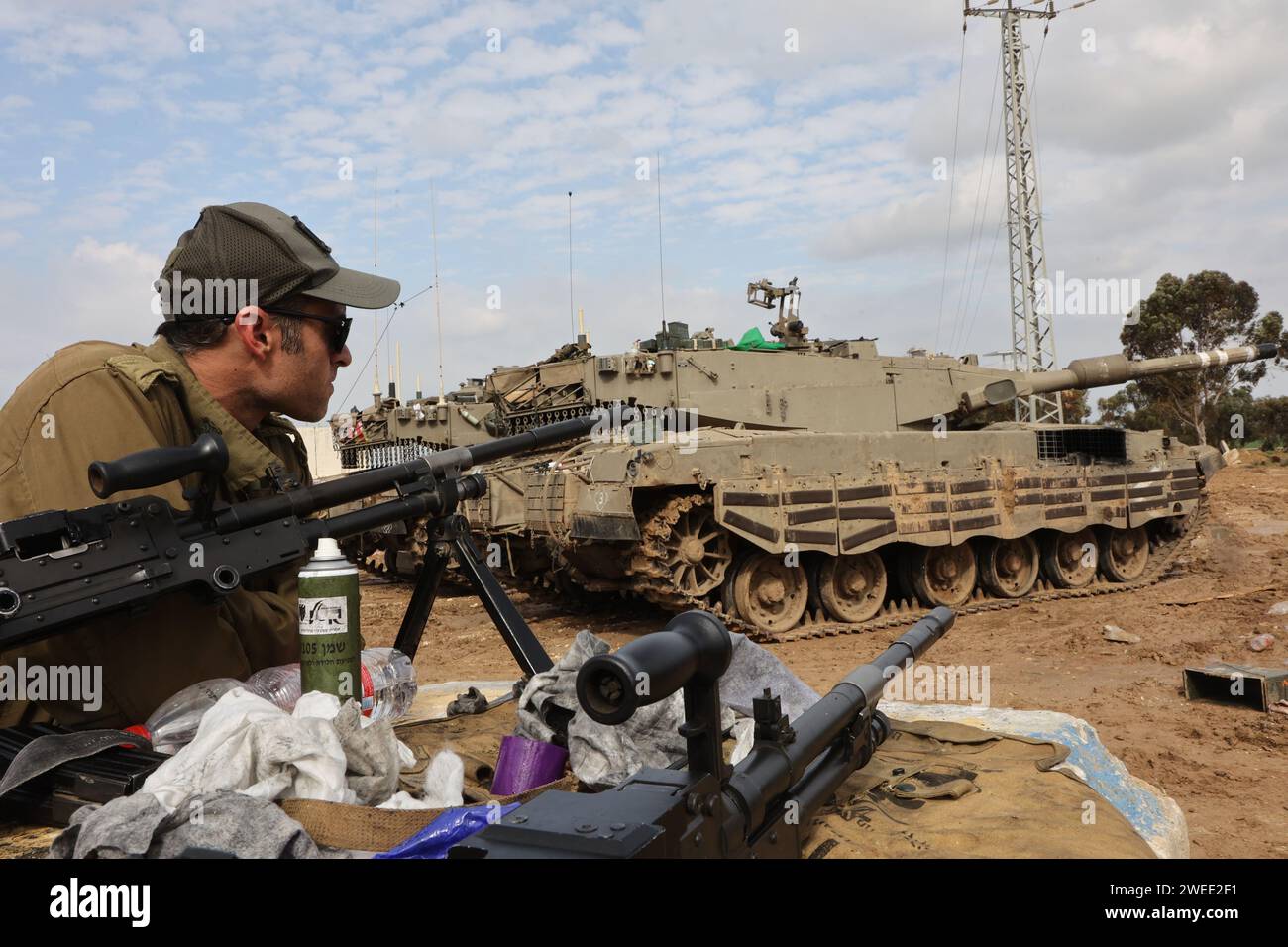 Israelische Grenze Zum Gazastreifen. Januar 2024. Ein israelischer Soldat wird in der Nähe der ...