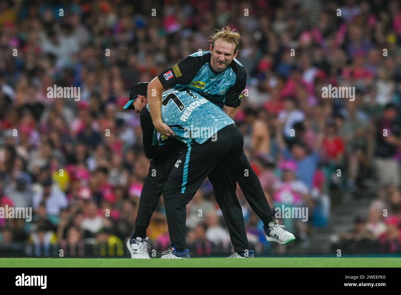 Paul Walter und Matt Renshaw von Brisbane Heat feiern den Fang von ...