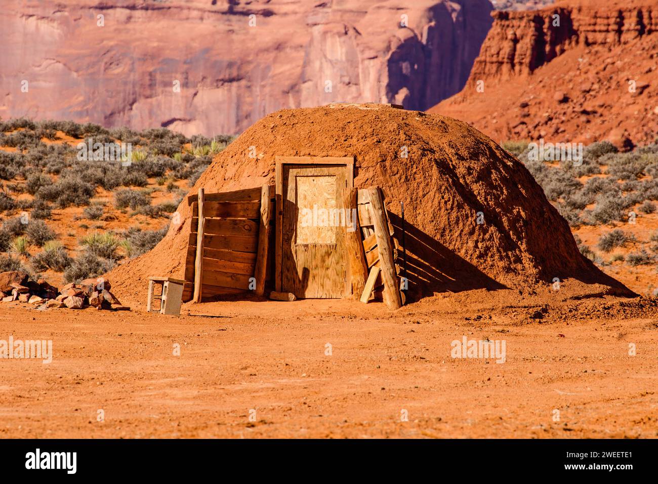 Traditional navajo hogan monument valley -Fotos und -Bildmaterial in ...
