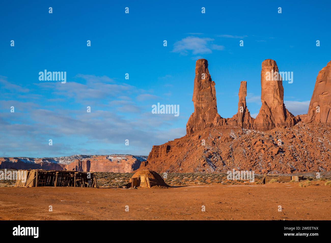 Traditional navajo hogan monument valley -Fotos und -Bildmaterial in hoher Auflösung – Alamy