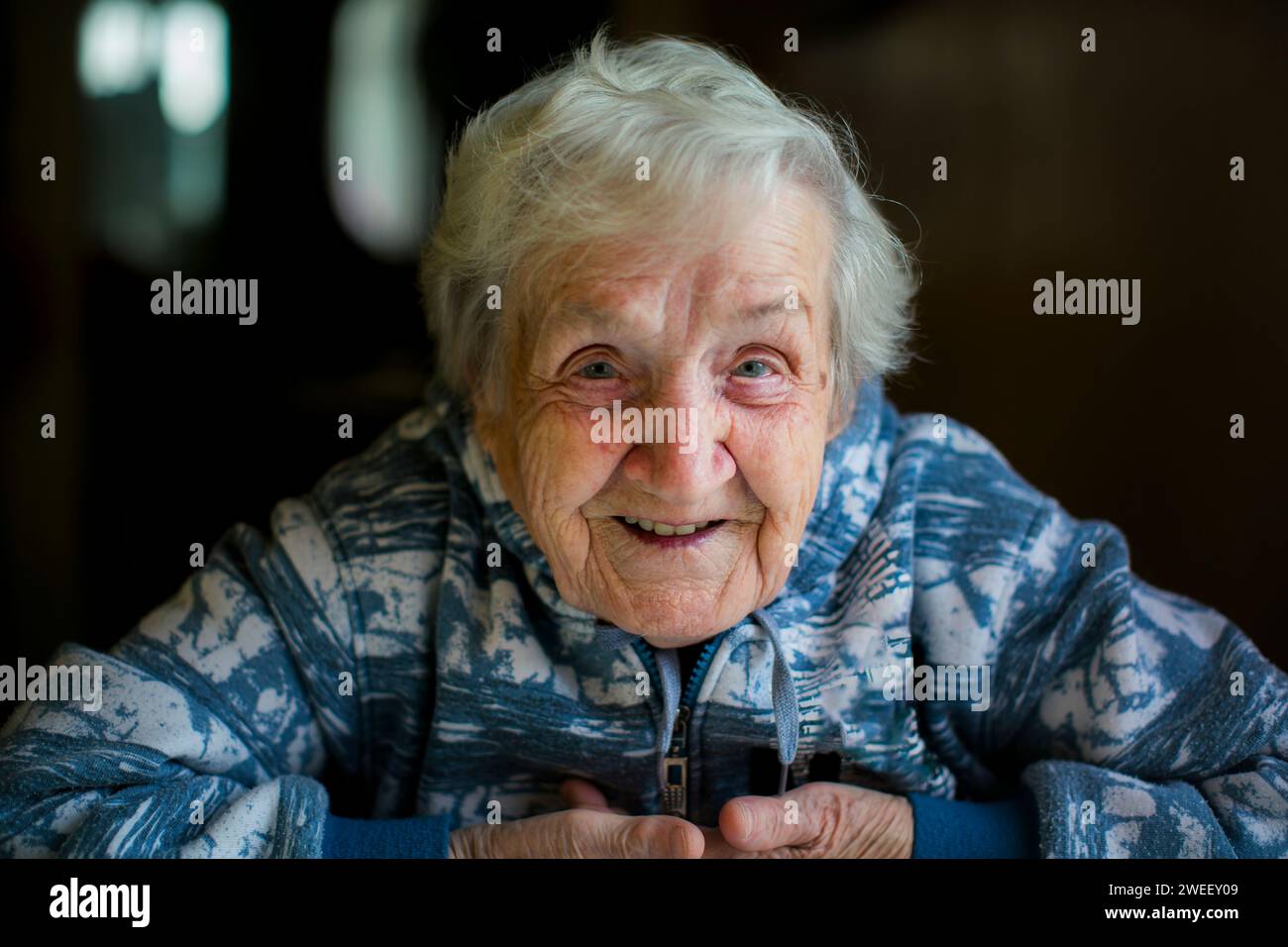 Nahaufnahme alte frau dame weibliche reife rentner senior -Fotos und ...