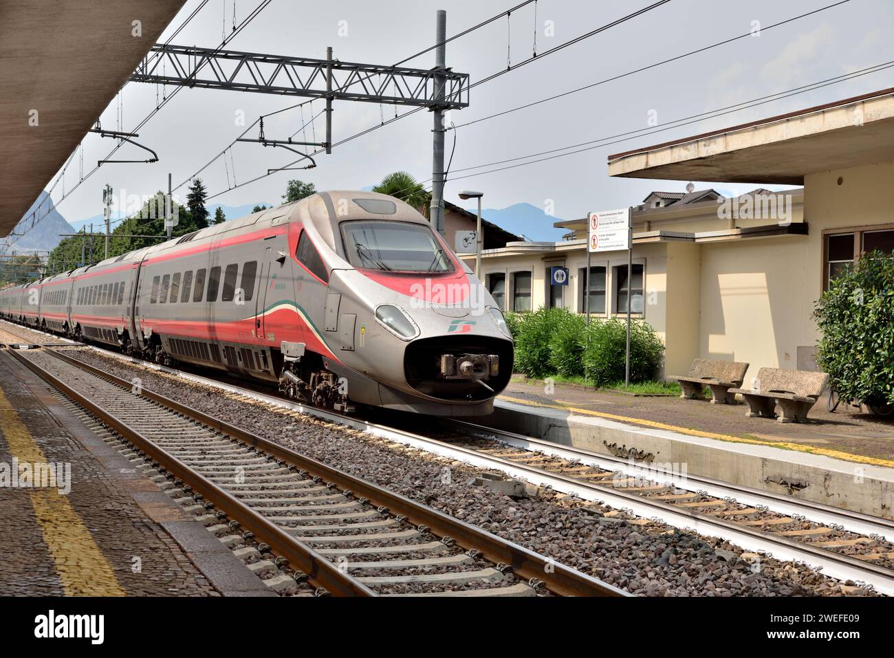 Eine Trenitalia-Baureihe ETR.610, Nummer 2, kommt am Bahnhof Stresa mit ...