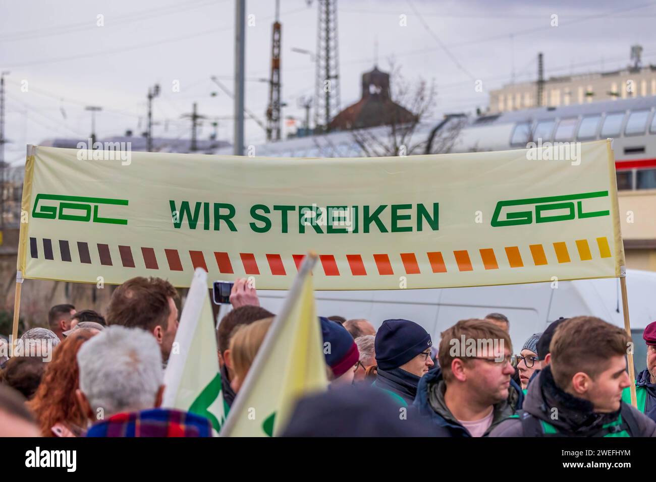Deutschlandweiter Streik der GDL bei der Deutschen Bundesbahn - Kundgebung am Hauptbahnhof ...