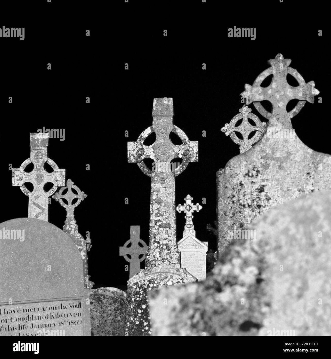 Keltische kreuze auf einem friedhof in irland Schwarzweiß-Stockfotos und -bilder - Alamy