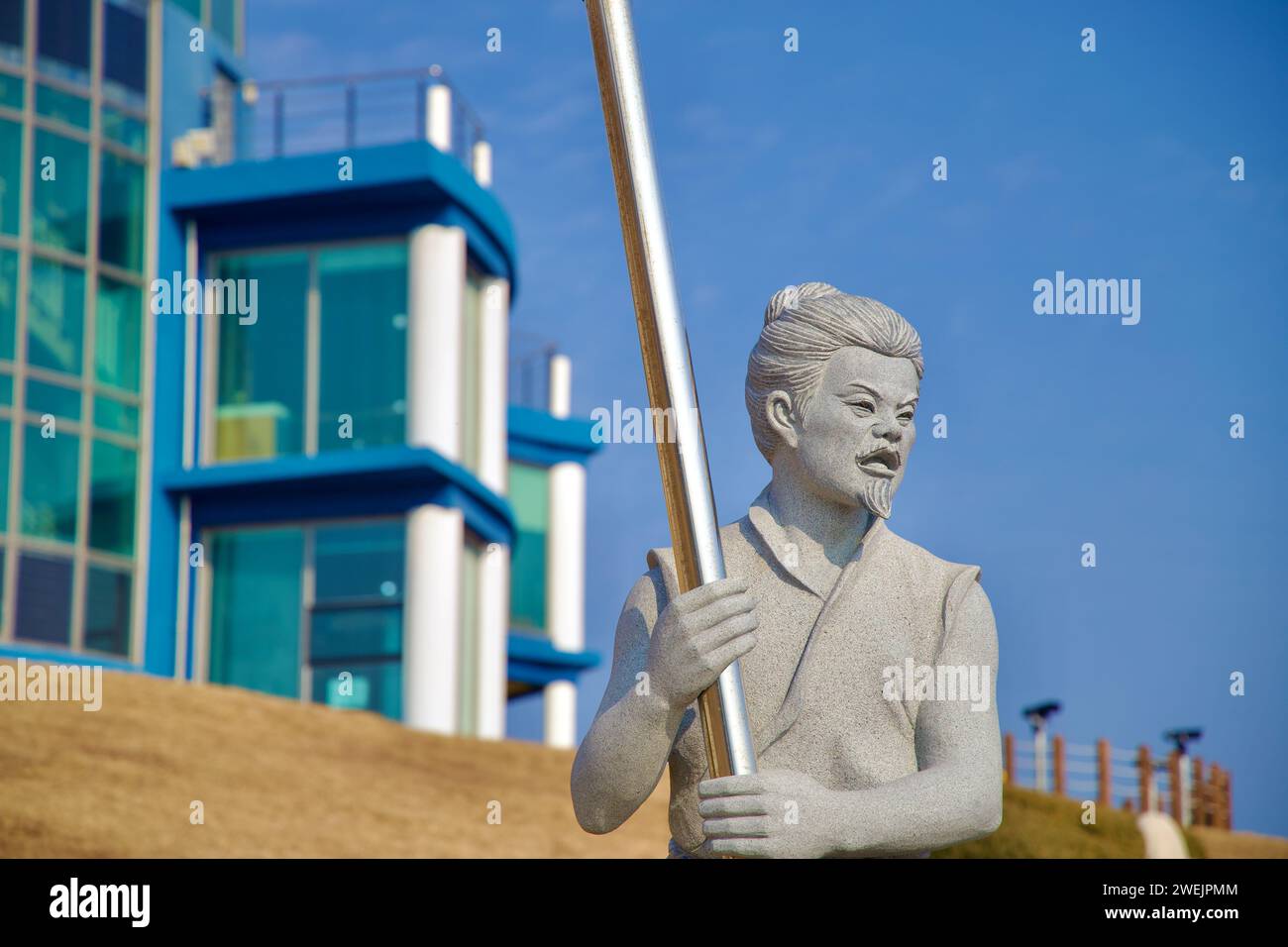 Samcheok City, Südkorea - 28. Dezember 2023: Eine Soldatenskulptur aus ...