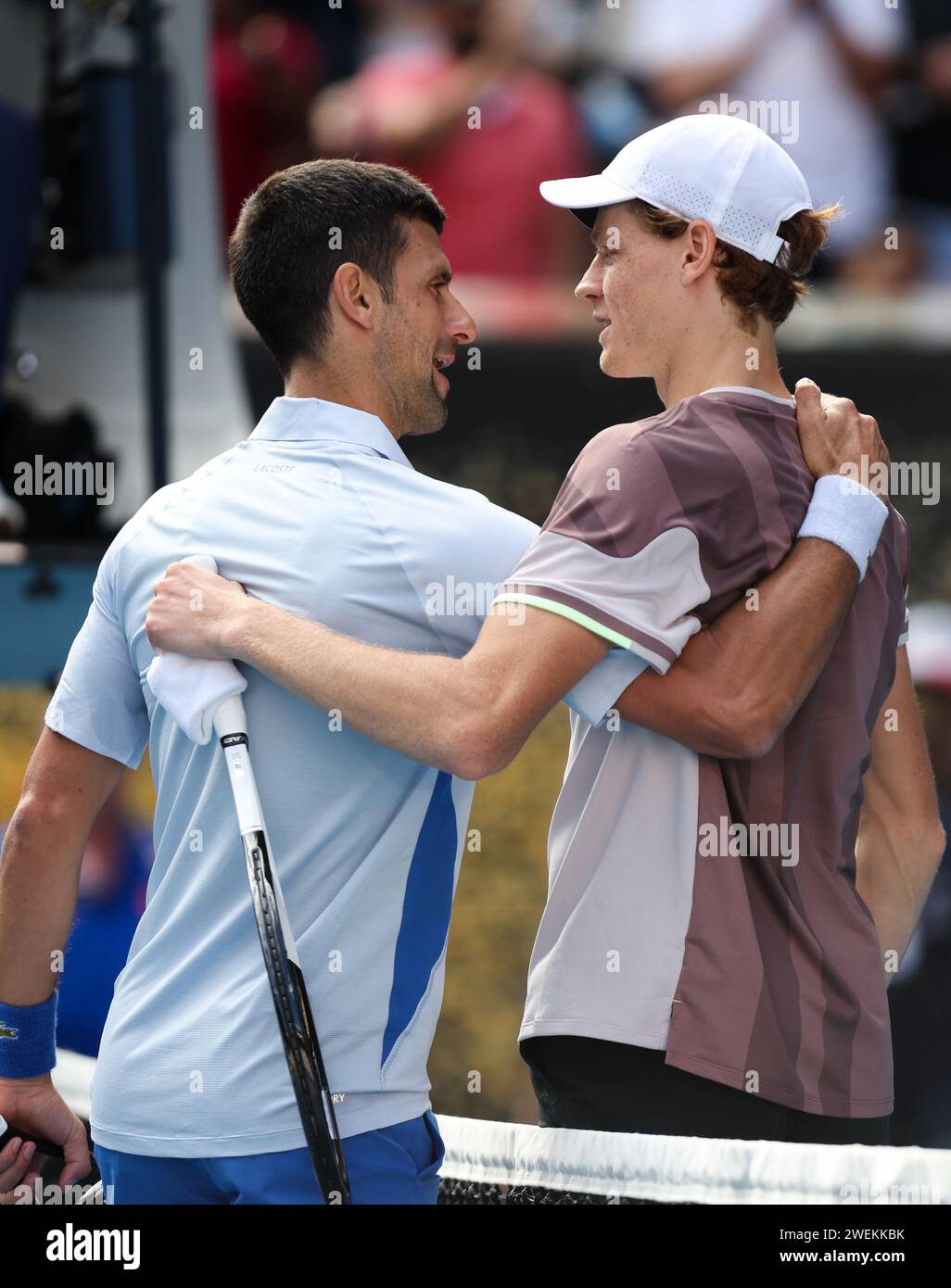 Melbourne, Australien. Januar 2024. Jannik Sinner (R) aus Italien begrüßt Novak Djokovic aus ...