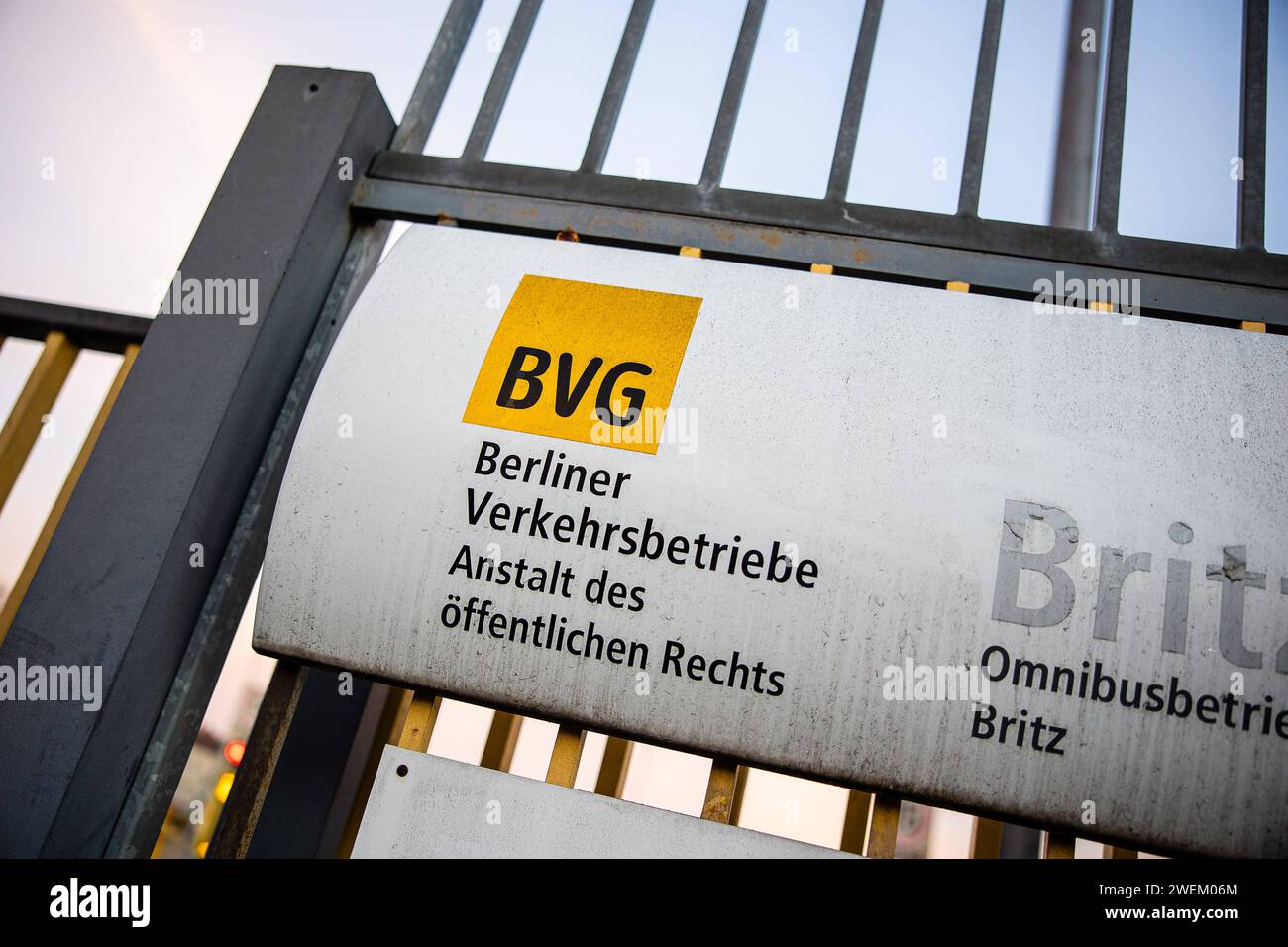 Das Logo der Berliner Verkehrsbetriebe BVG am Betriebshof Birtz am 26 ...