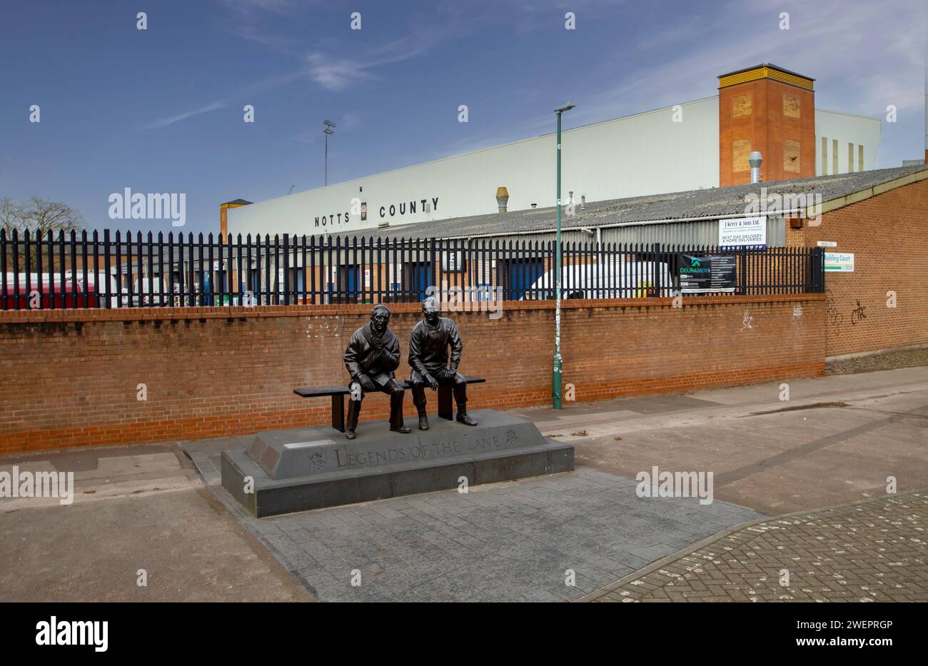 Die Statue von Jimmy Sirrel und Jack Wheeler vor der Meadow Lane, dem ...