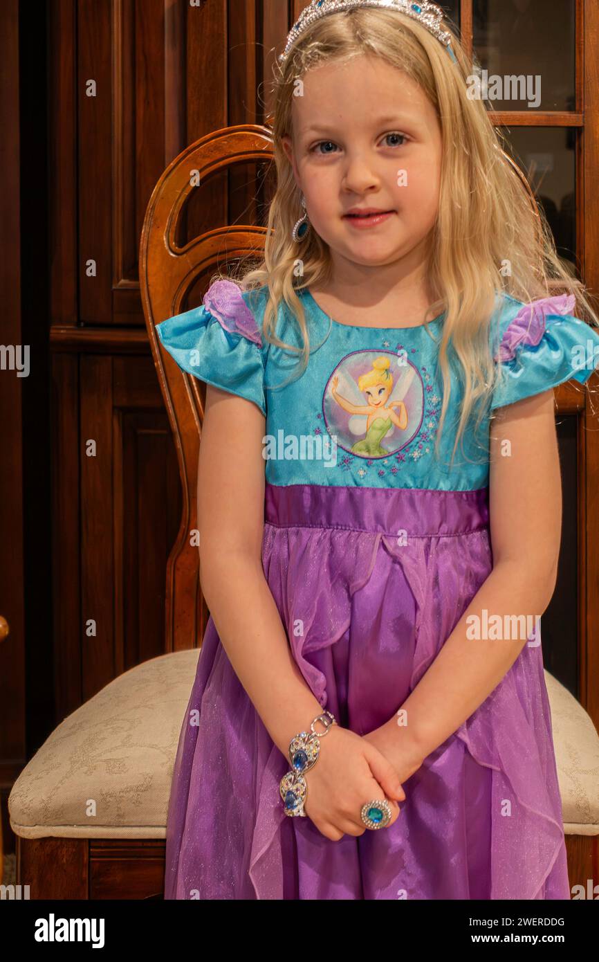 Tinkerbell costume -Fotos und -Bildmaterial in hoher Auflösung – Alamy