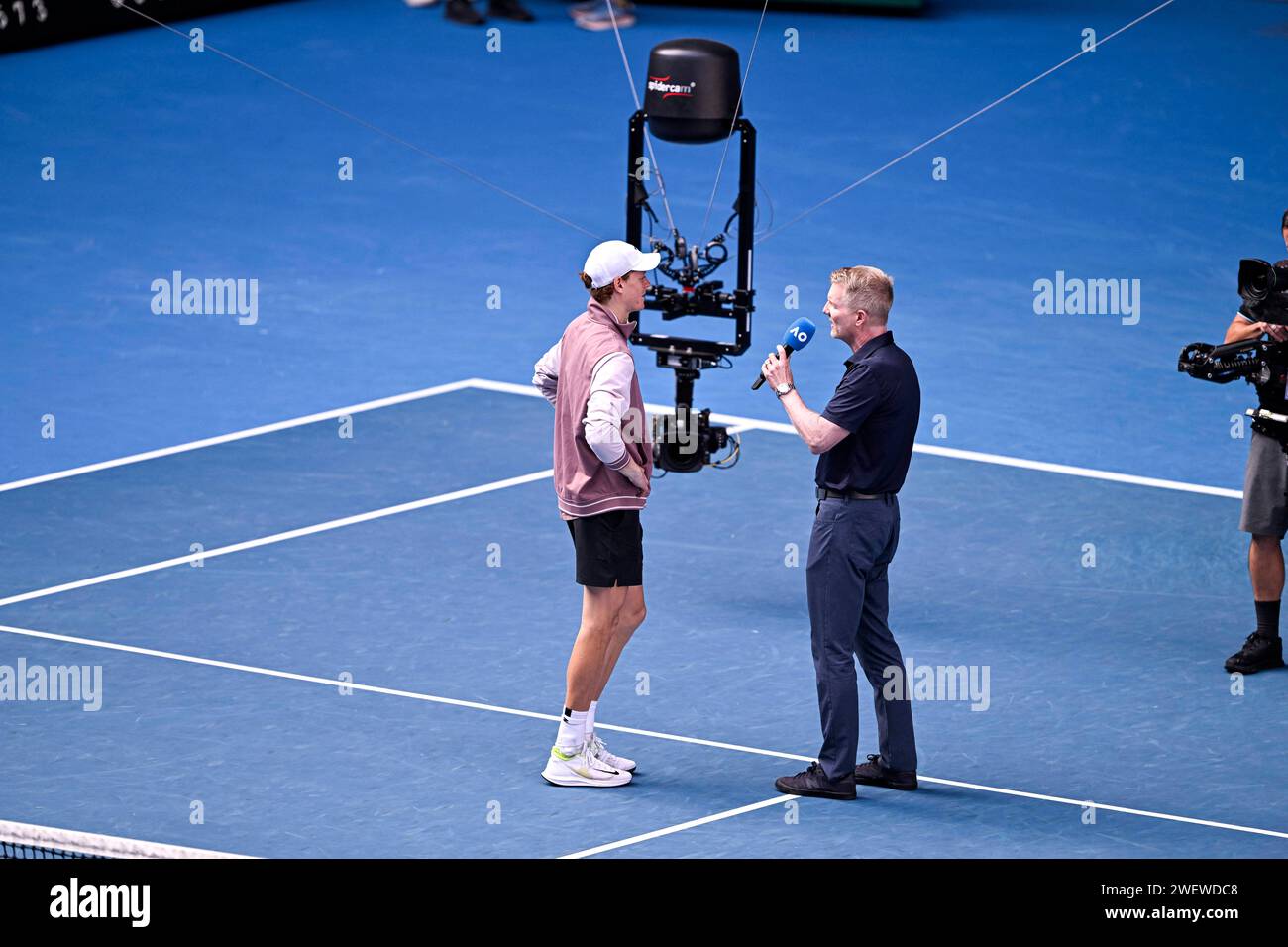 Melbourne, Australien. Januar 2024. Jannik Sinner of Italy und Jim Courier beim Australian Open ...