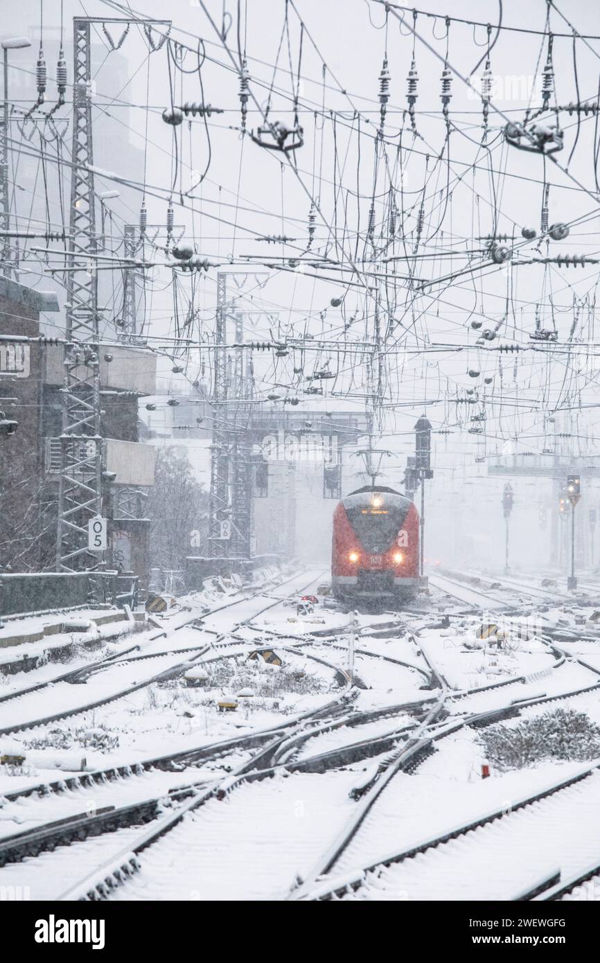 Regional Express der Deutschen Bahn kommt am Hauptbahnhof an, Schnee ...