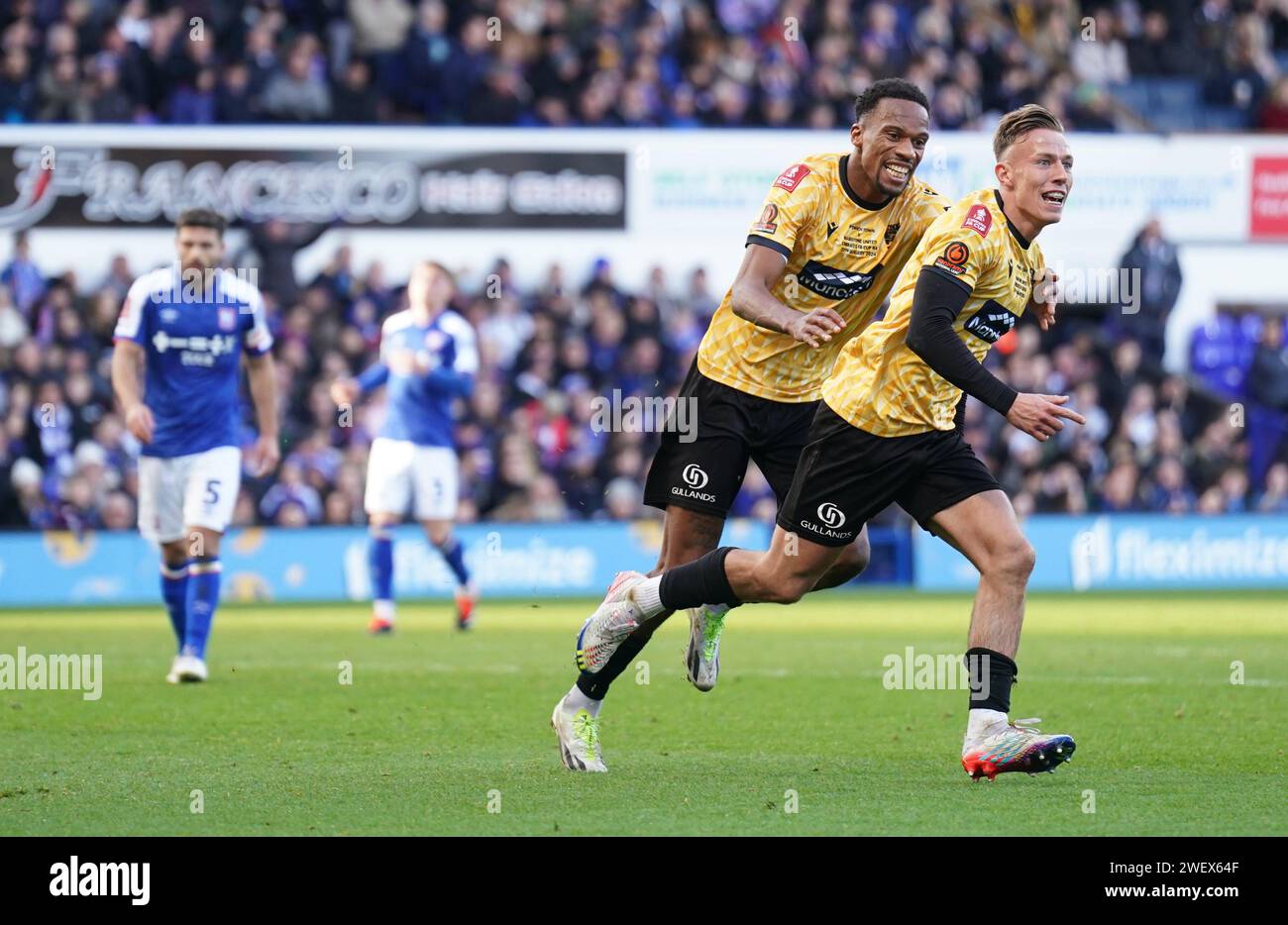 Sam Corne (rechts) von Maidstone United feiert das zweite Tor ihrer ...