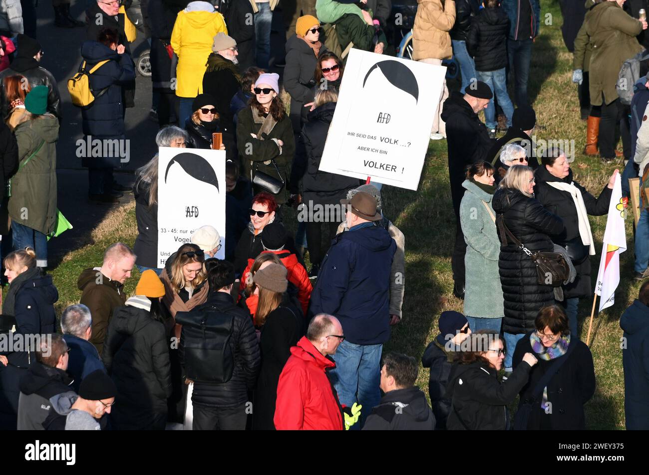 Anti-AfD-Demo in der NRW Landeshauptstadt Düsseldorf. *** Anti-AfD-Demo ...