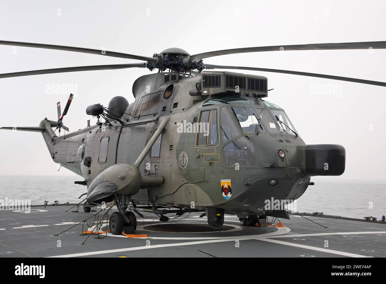 Ein Mehrzweckhubschrauber Mk41 Sea King der Marine auf dem Flugdeck eines Schiffes der deutschen ...